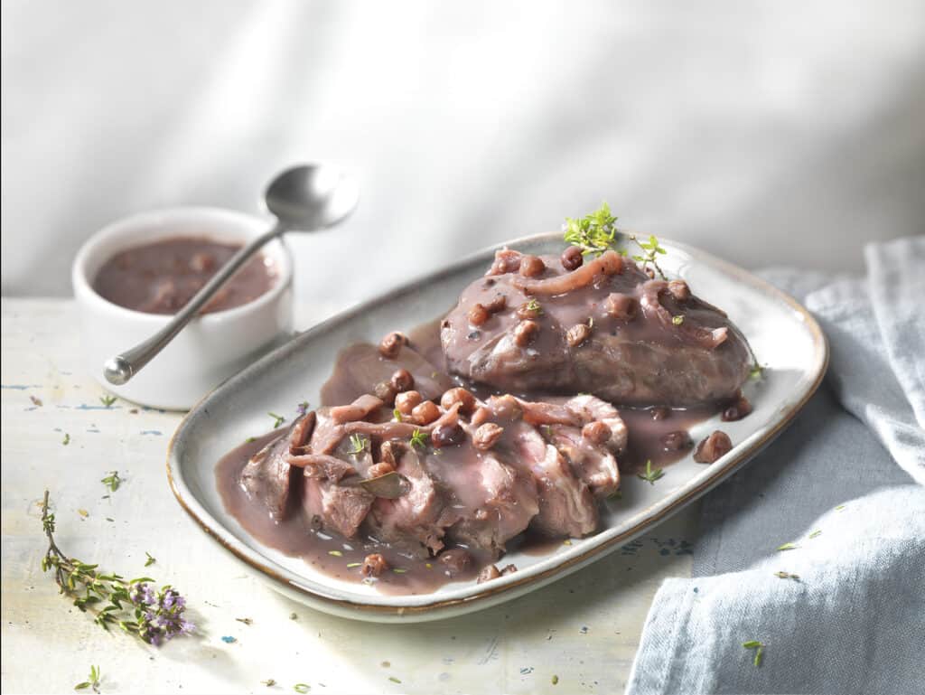 Joues de porc confites - Sauce grand veneur - Le Rôtisseur de Guerlédan